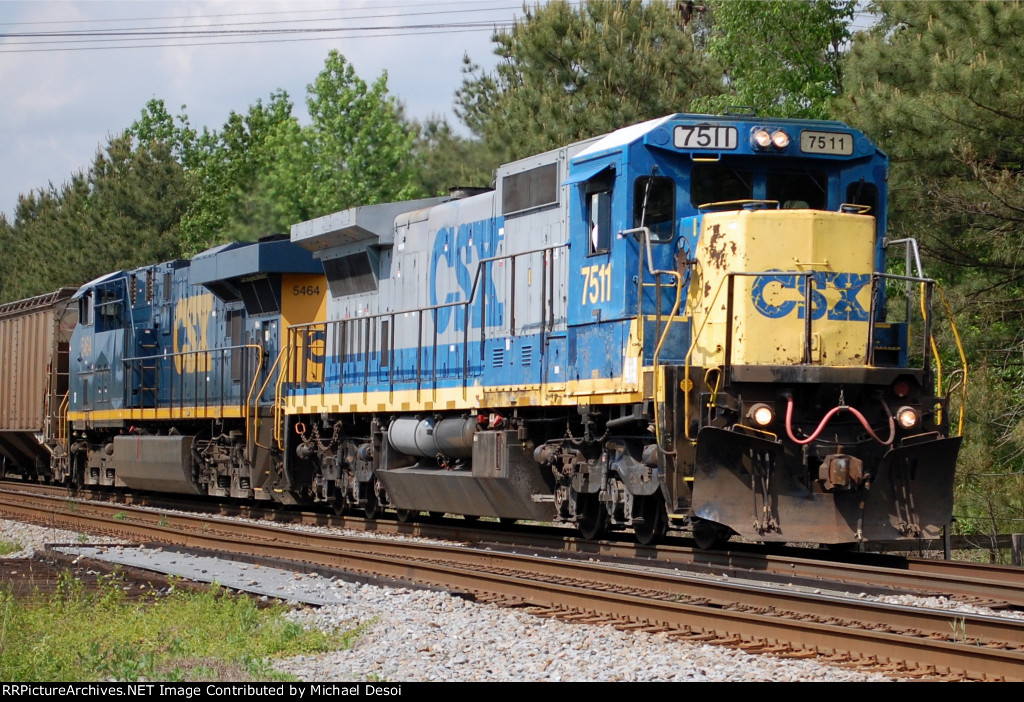 Veteran CSX C40-8 #7511 leads a southbound at Collier Yard.